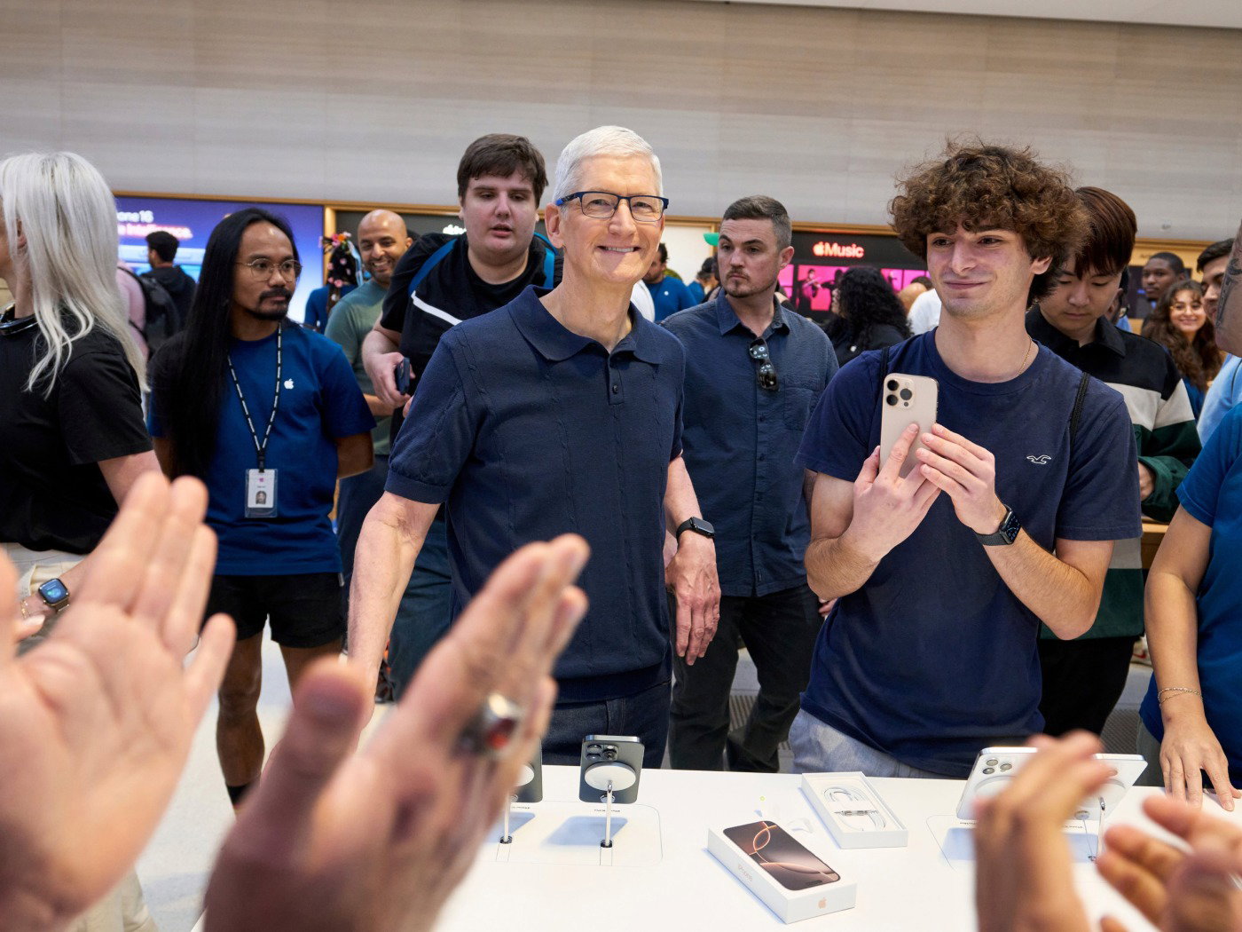 Apple: Tim Cook está nervoso com o iPhone 17 e tem razões para isso ...