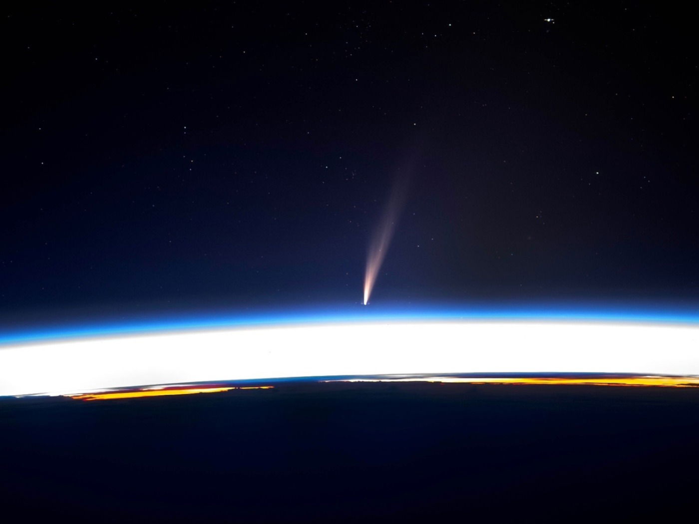 Astronauta da NASA tira foto incrível de cometa que passa a cada 160 ...