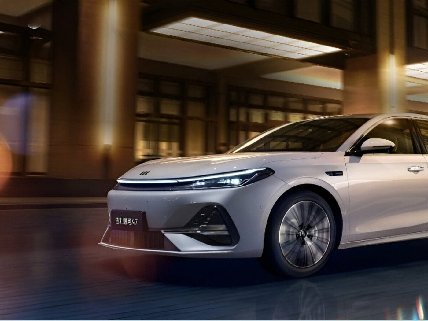 Este novo híbrido da Geely promete fazer mais de 2.000 km sem parar — e ...