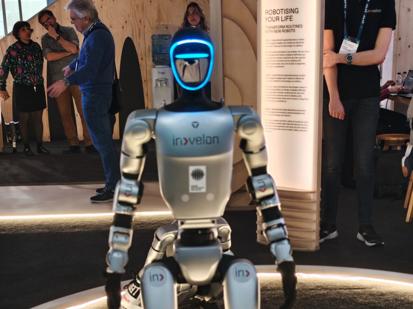 Invelon: o robô humanoide que faz falta em tua casa (vídeo) - 4gnews