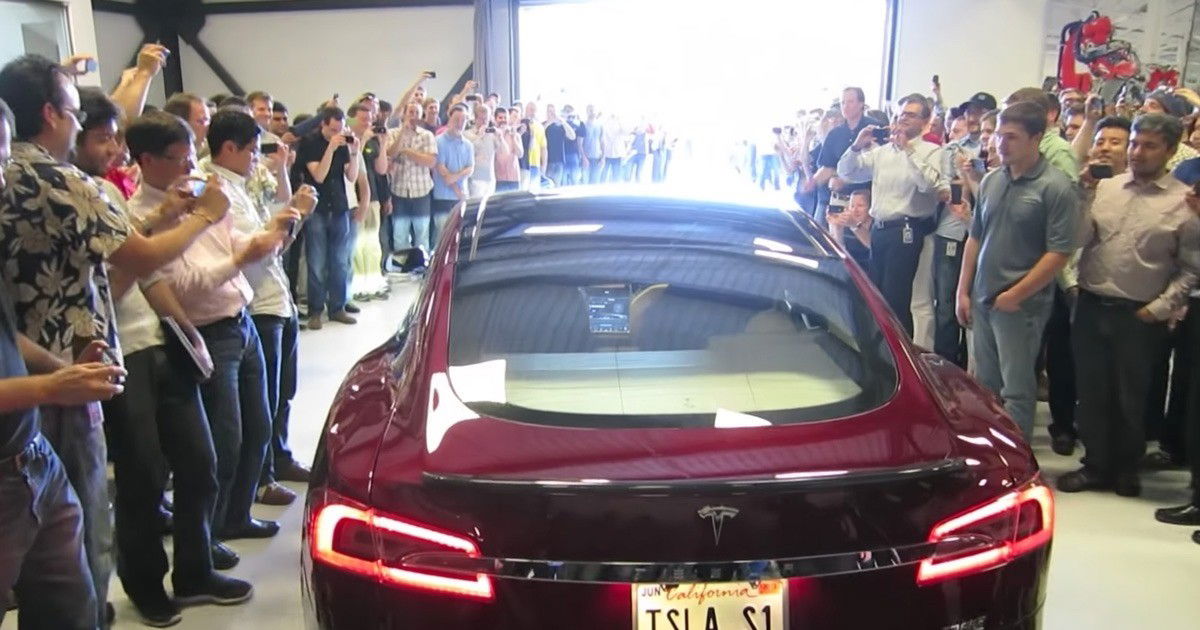 O primeiro Tesla Model S foi entregue há 8 anos. Relembra o momento ...