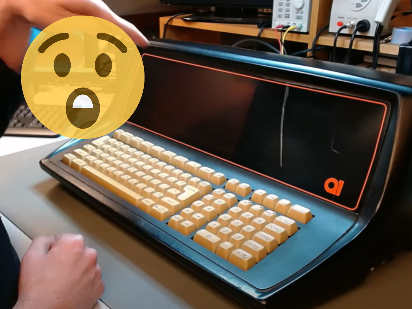 Tens de ver este computador super raro que foi encontrado... no lixo ...