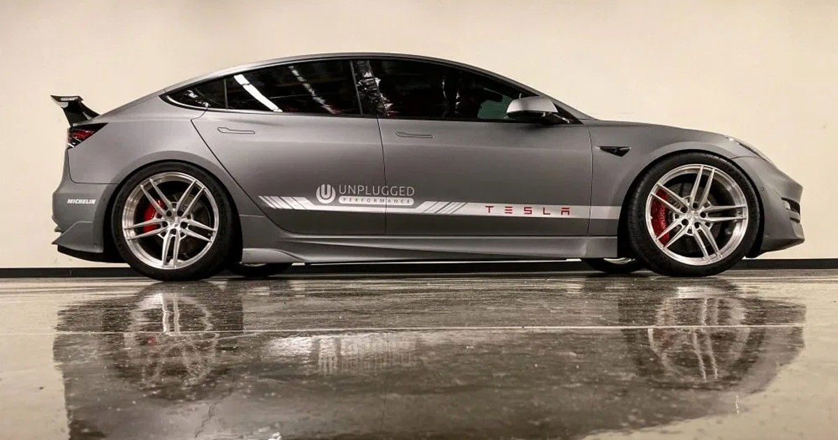 Tesla Model 3 "tuning" dá baile ao McLaren F1 e Porsche GT3! (vídeo ...
