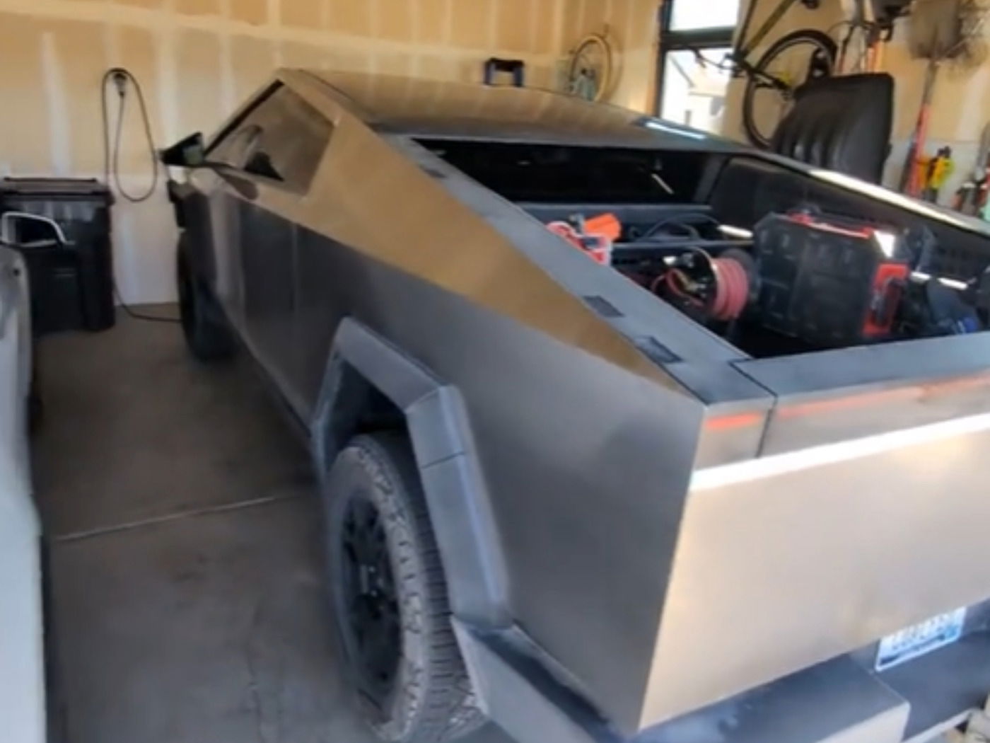 Tesla Cybertruck usada de forma que se calhar não imaginavas (vídeo ...