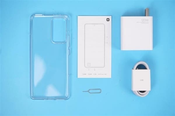 Xiaomi 12 brings the accessories everyone wants in the box
